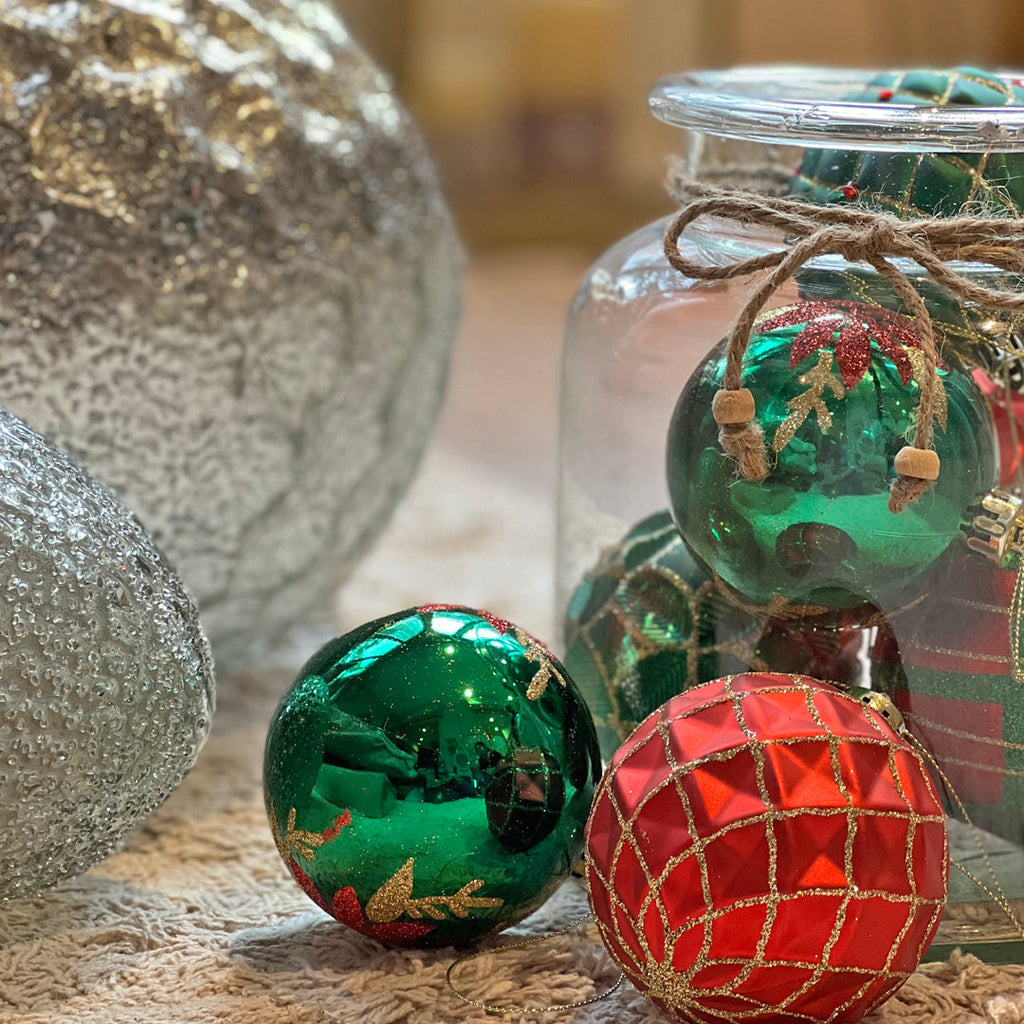 Traditional Baubles I – The Holiday Shop